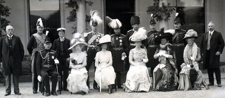 Queen Mary's Sapphire Diamond Cluster Brooch |Large Sapphire in four ...